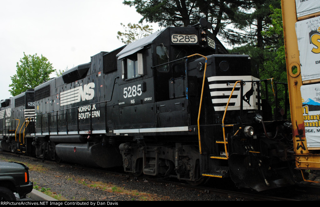 NS GP38-2 5285 trails on MO-R1